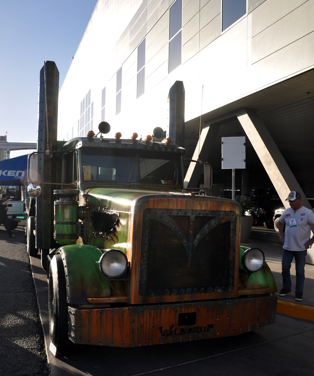 Caronline: the Welder Up crew brought a newish semi to SEMA! Cool! I ...