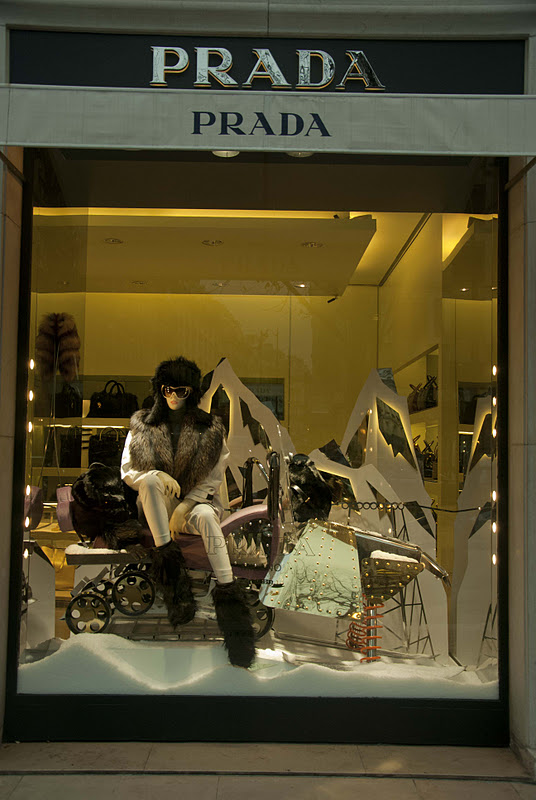 extravaganza: Prada Window Display, Paris ( merchandising )