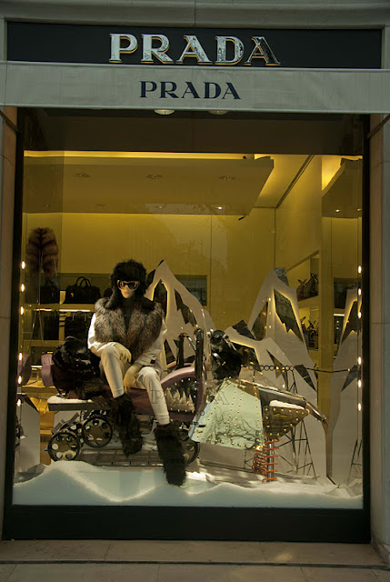 extravaganza: Prada Window Display, Paris ( merchandising )