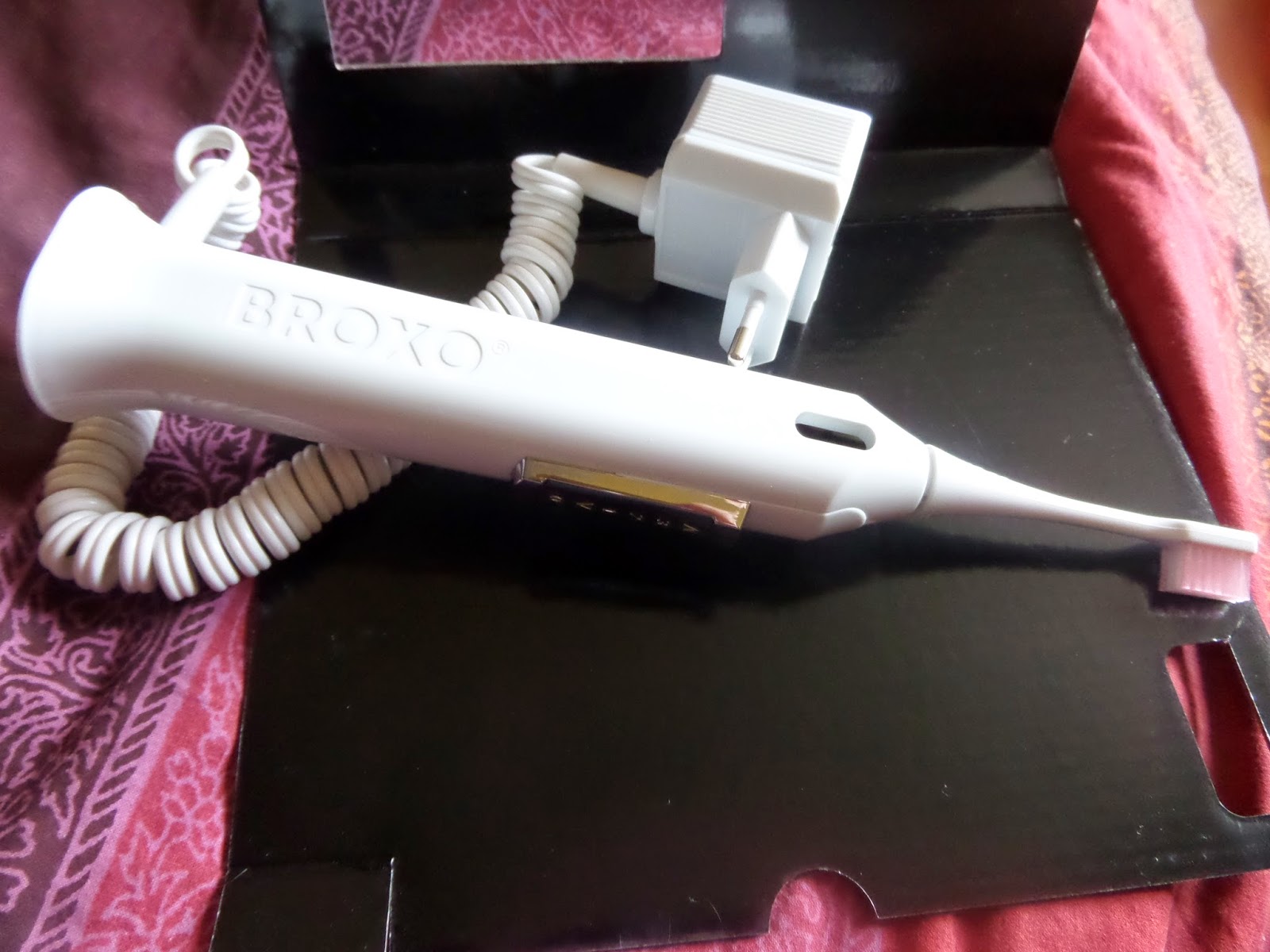 Madhouse Family Reviews: Broxo Orabrush Electric Toothbrush review