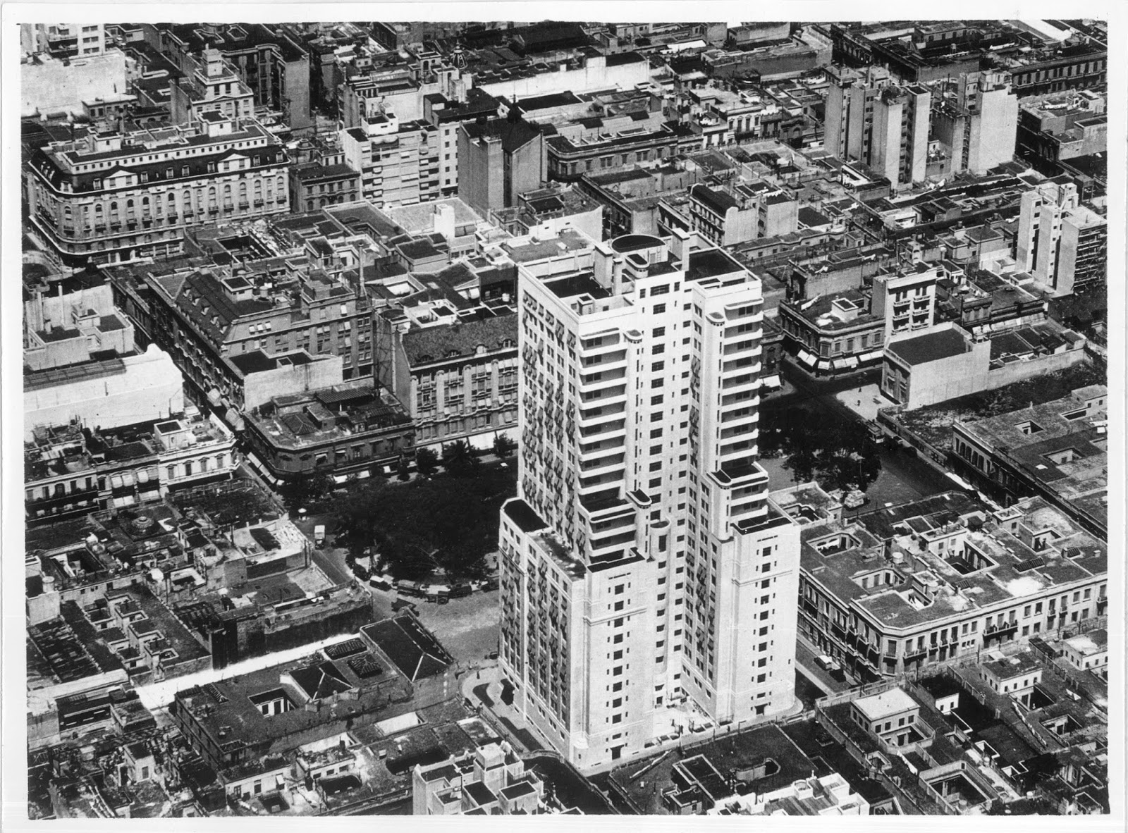 Historia Digital - Enciclopedia Fotográfica: Plaza Belgrano - Edificio MOP - 9 de Julio
