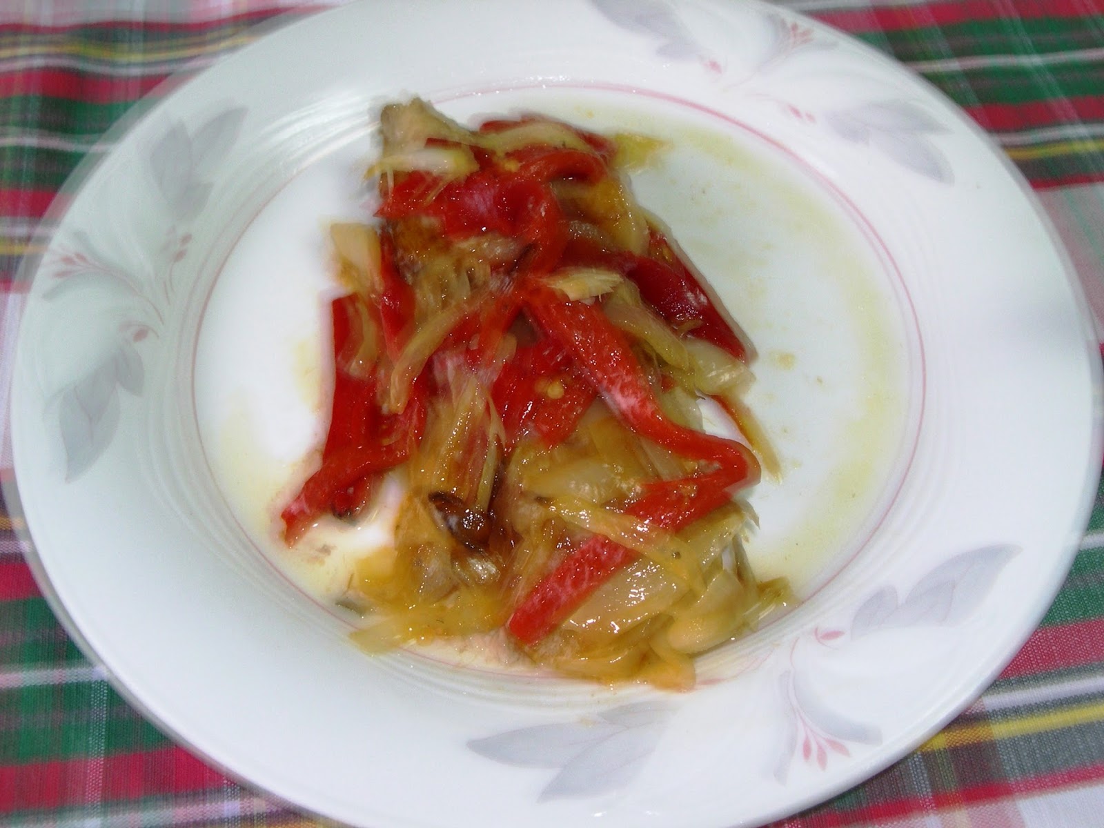 Filetes de caballa en conserva con cebolla pochada y pimientos del ...