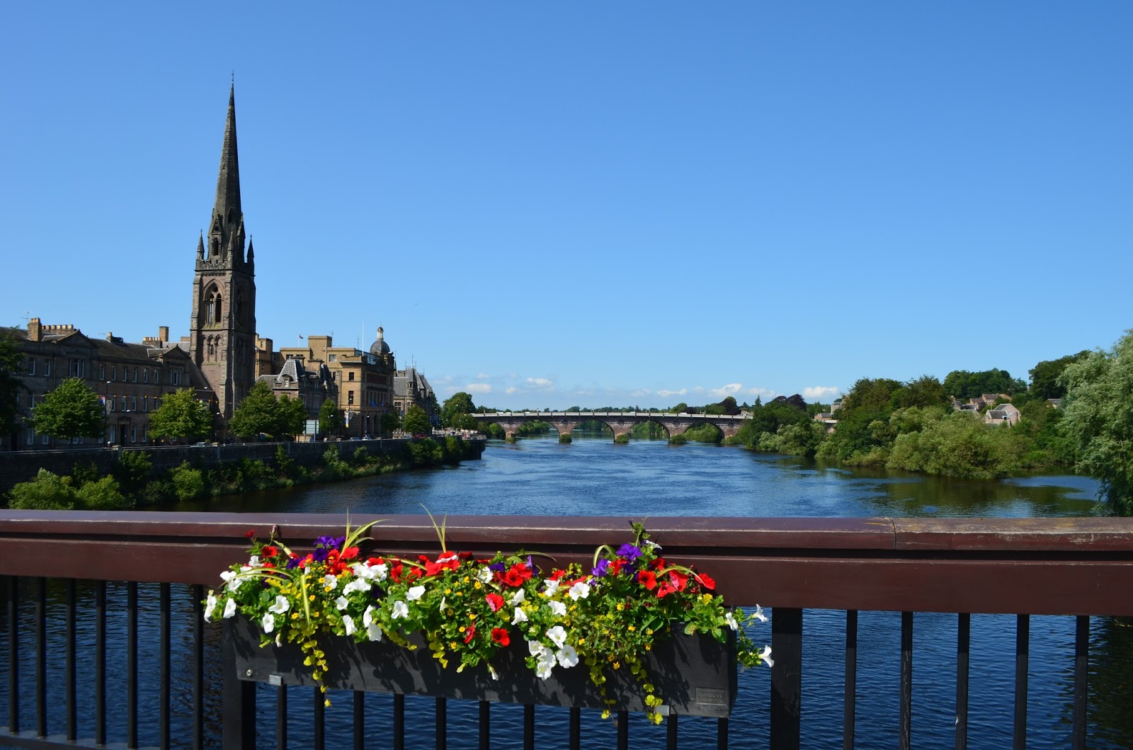 Tour Scotland: Tour Scotland Photograph Video Flowers Queen's Bridge ...