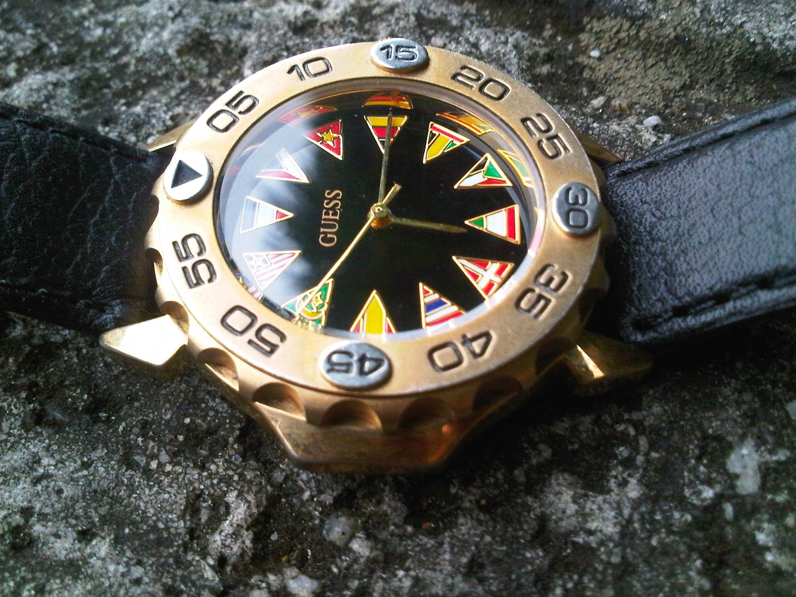 Azzam Vintage: Vintage Guess Wristwatch