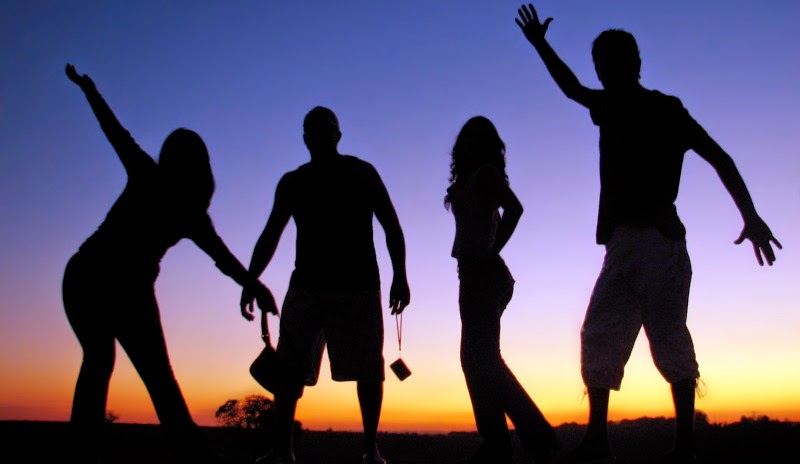 Pequeno Mundo: “Há Amigos Mais Chegados Que Irmãos”. | RECADO AOS AMIGOS!