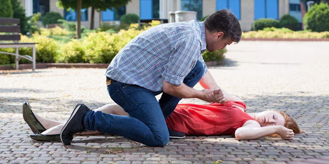 Cómo manejar la situación de una persona desmayándose - ViveGood Blog