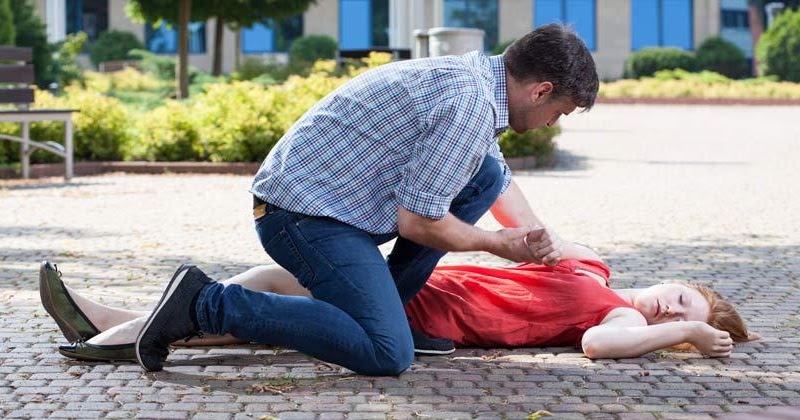 Cómo manejar la situación de una persona desmayándose - ViveGood Blog