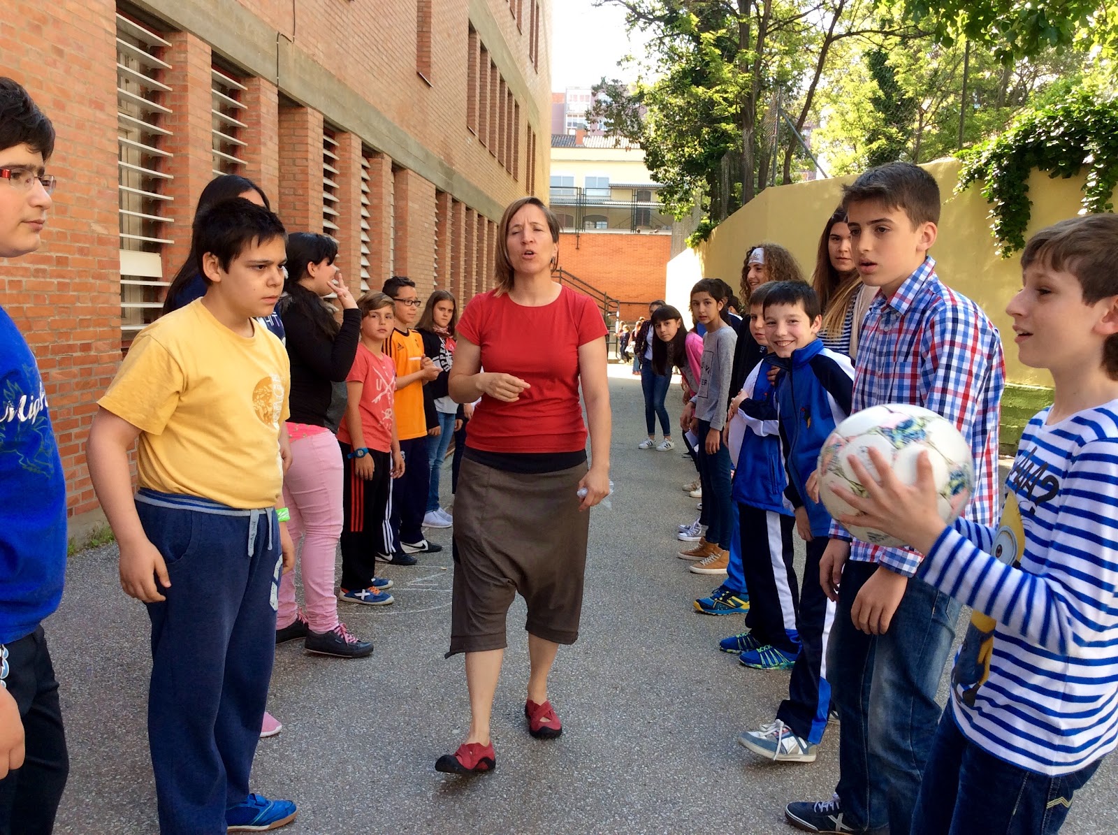 MAin Zaragoza: PATIOS DINÁMICOS: LA PELOTA VIAJERA