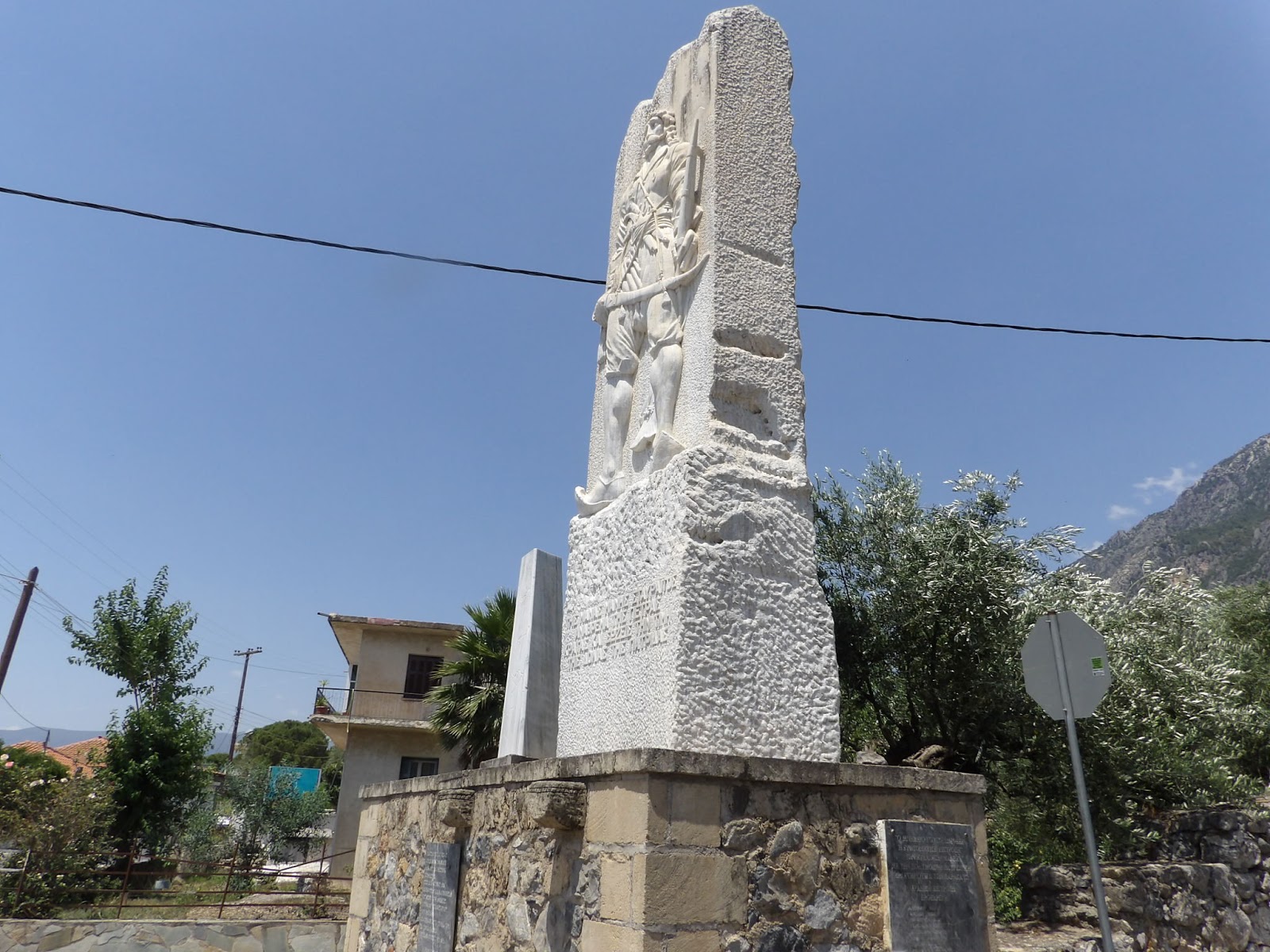 ΟΙ ΜΑΝΙΑΤΕΣ ΕΙΝΑΙ ΠΑΝΤΟΥ : ΒΕΡΓΑ (ΣΕΛΙΤΣΑ)