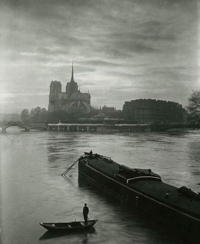 54 Vintage Photographs Captured Street Scenes of Paris in the 1920s ...