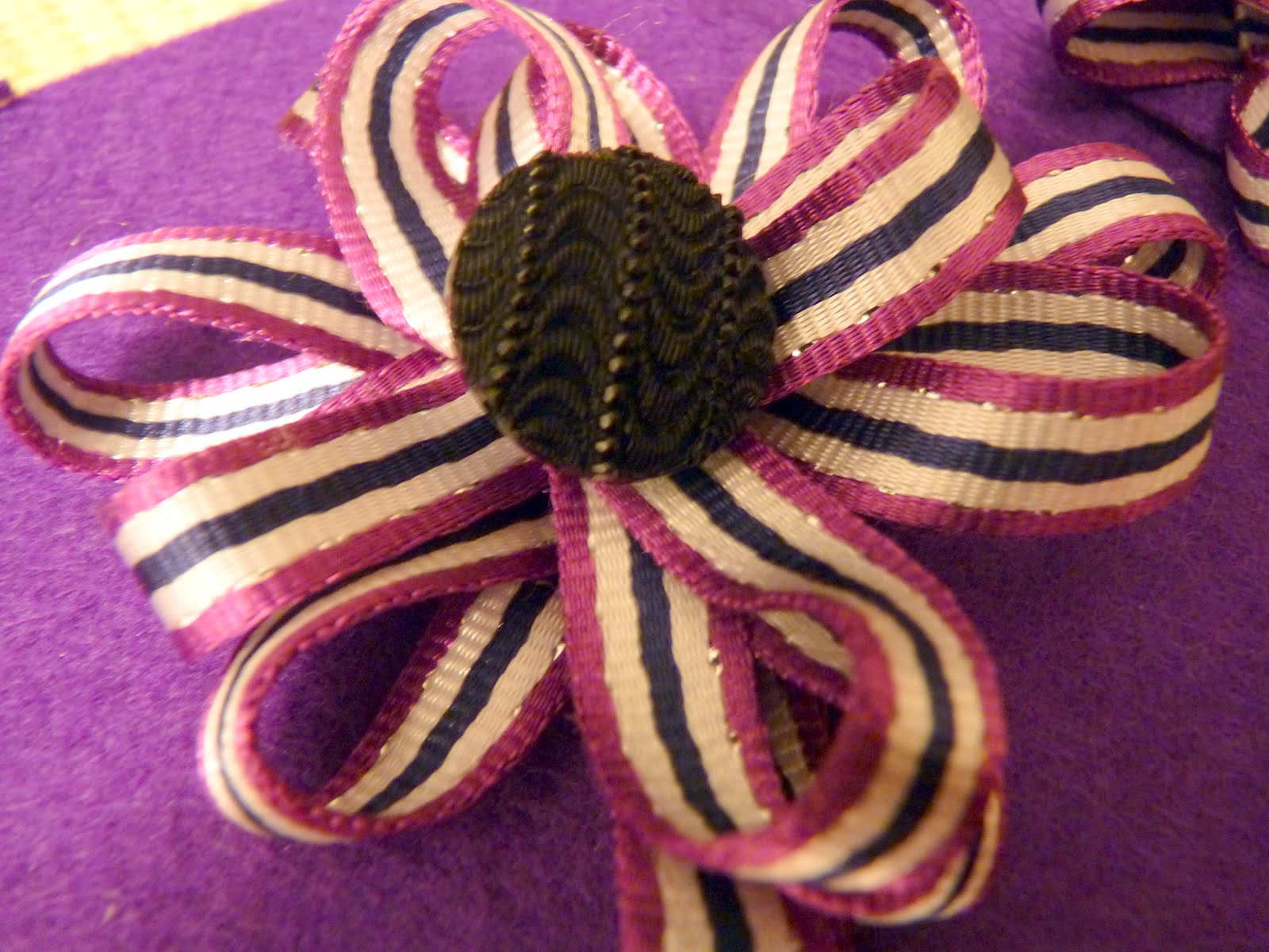 Como hacer un broche con cordón de zapatos y fieltro ~ vero4casa