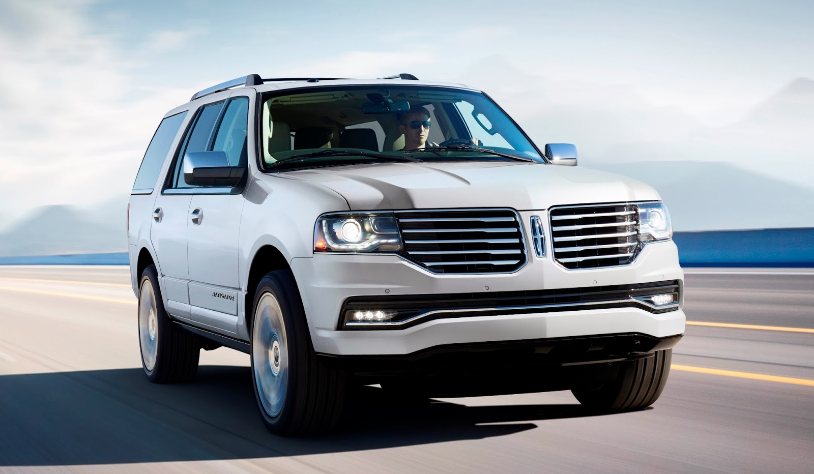 Lincoln Navigator é renovado na linha 2015