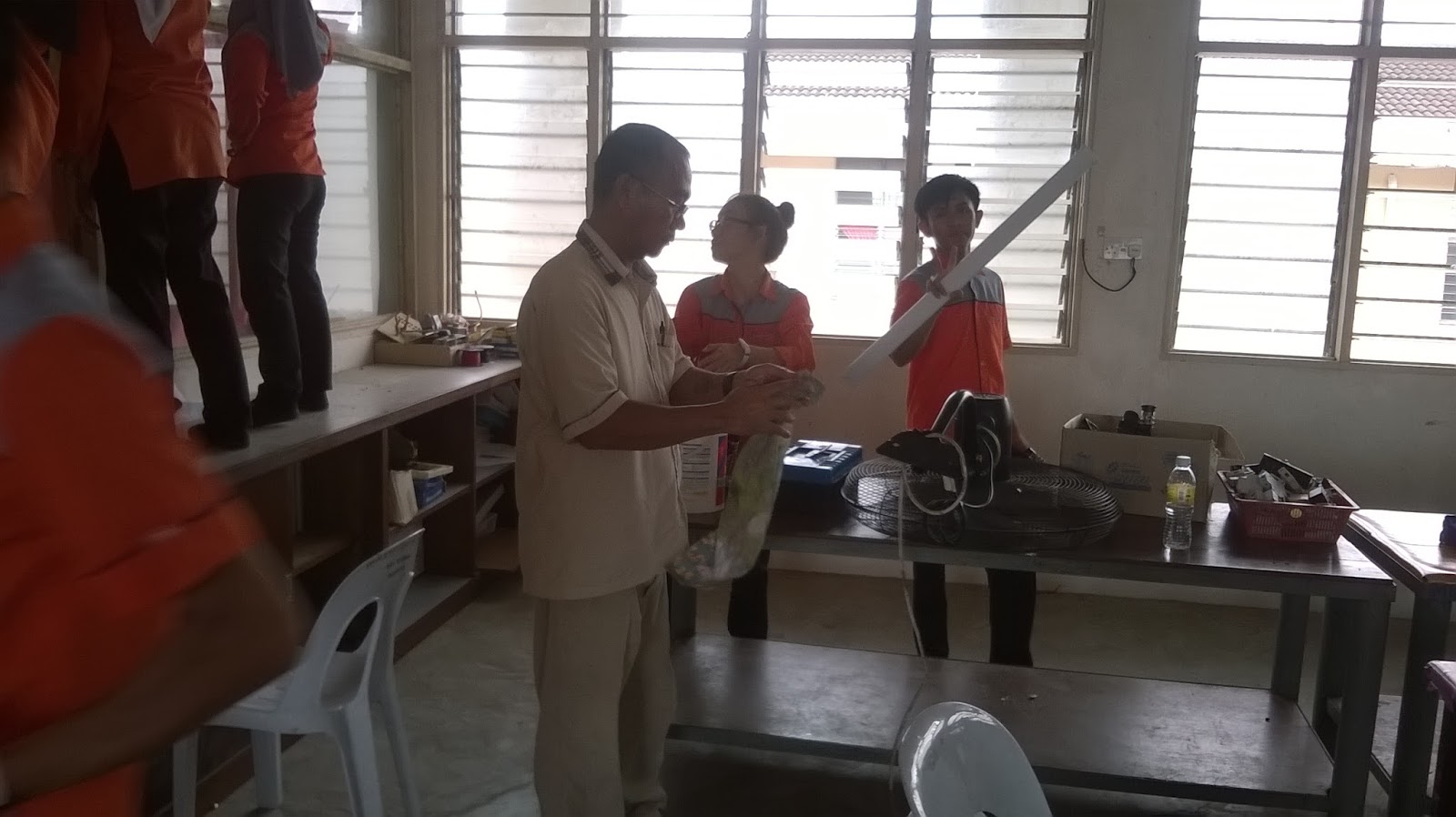 JABATAN TEKNOLOGI ELEKTRIK: 5S: Mengecat Bengkel