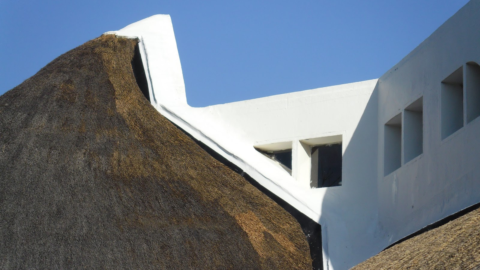 A Solution to Parapet Wall Drainage on Thatch Roofs