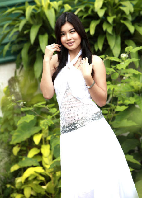 MoeKyaShweKo: Melody Myanmar (မယ္လိုဒီ) Model and Attress