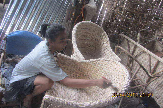 ANYAMAN ROTAN: Proses Pembuatan Anyaman Kursi Rotan