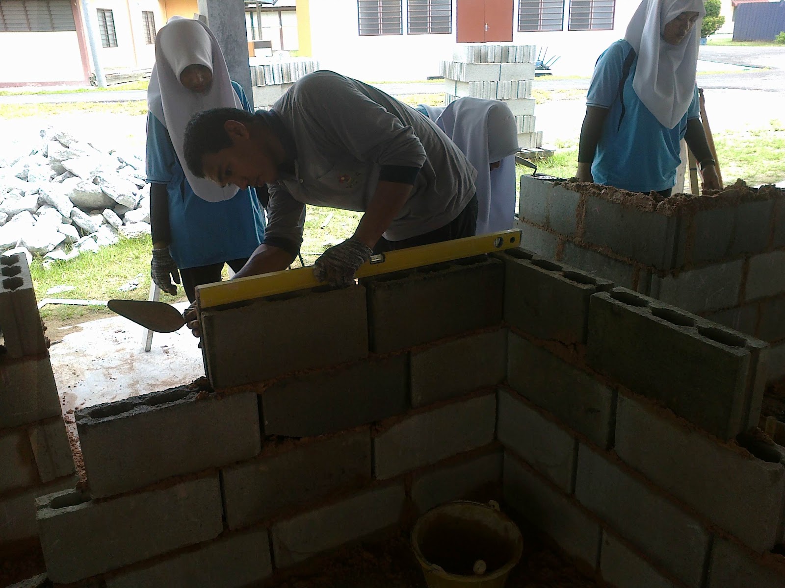 Teknologi Pembinaan: Amali memasang tetulang pada batu blok berongga.