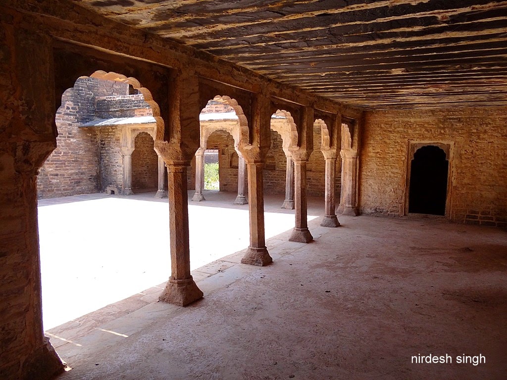 Just Tripping!: Narwar Fort - A Fort you can Call your Own