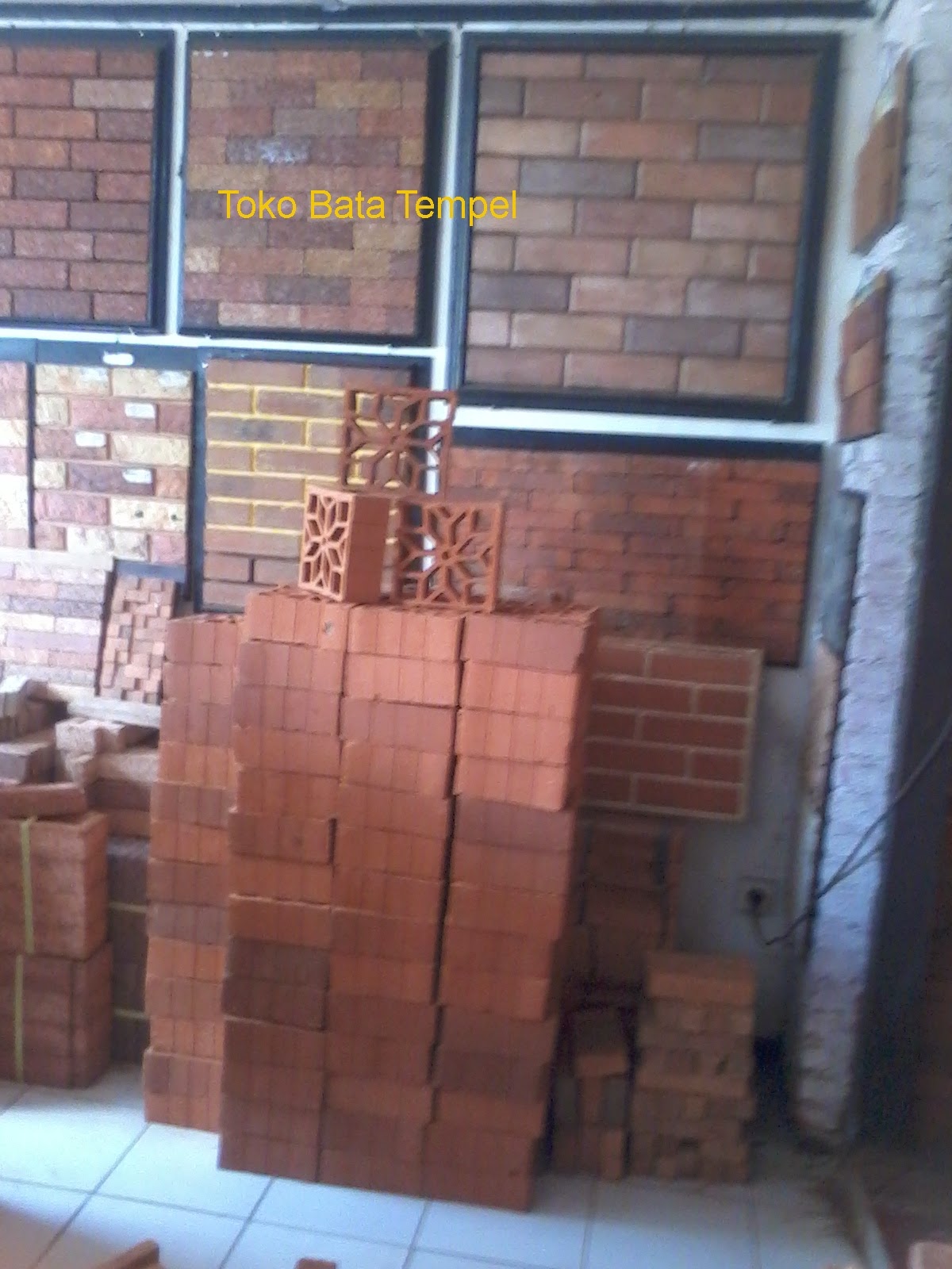 Toko Bata Tempel Antasari 34: Satu sudut ruangan Toko Bata Tempel