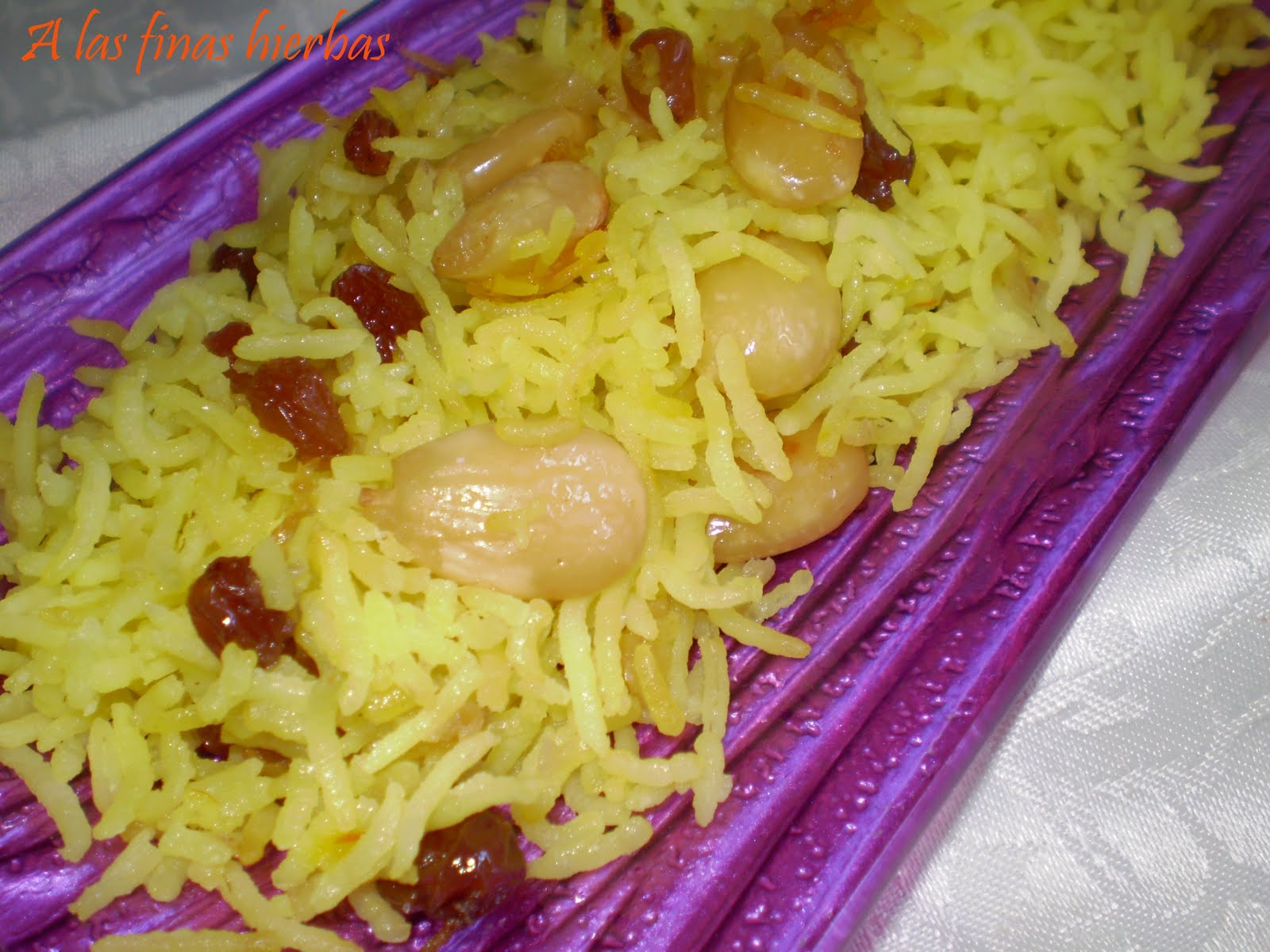 A las finas hierbas: Arroz al azafrán con almendras