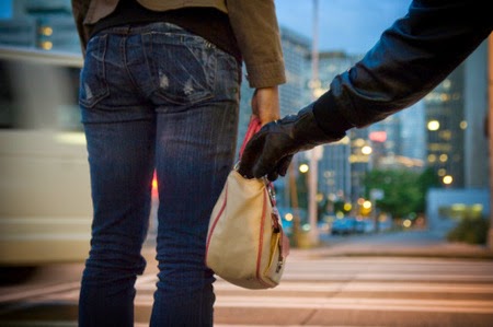 9 jóvenes agredieron a una pareja en una verbena para robarle el bolso.