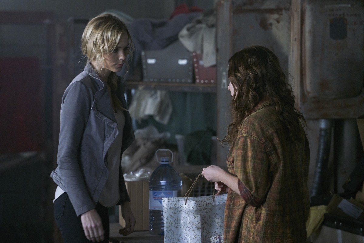 Laura Vandervoort: Bitten Season 3: Episode 3 "Right Behind You ...