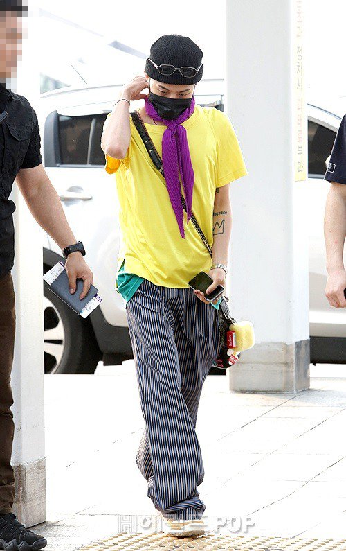 G-Dragon arrives at the airport in eye-catching colors