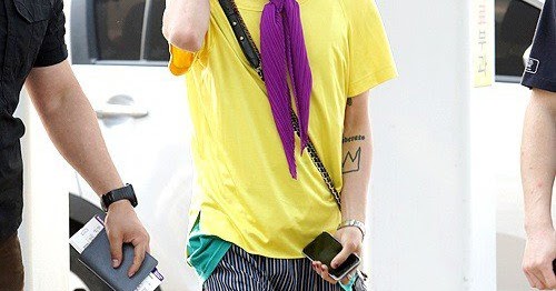 G-Dragon arrives at the airport in eye-catching colors