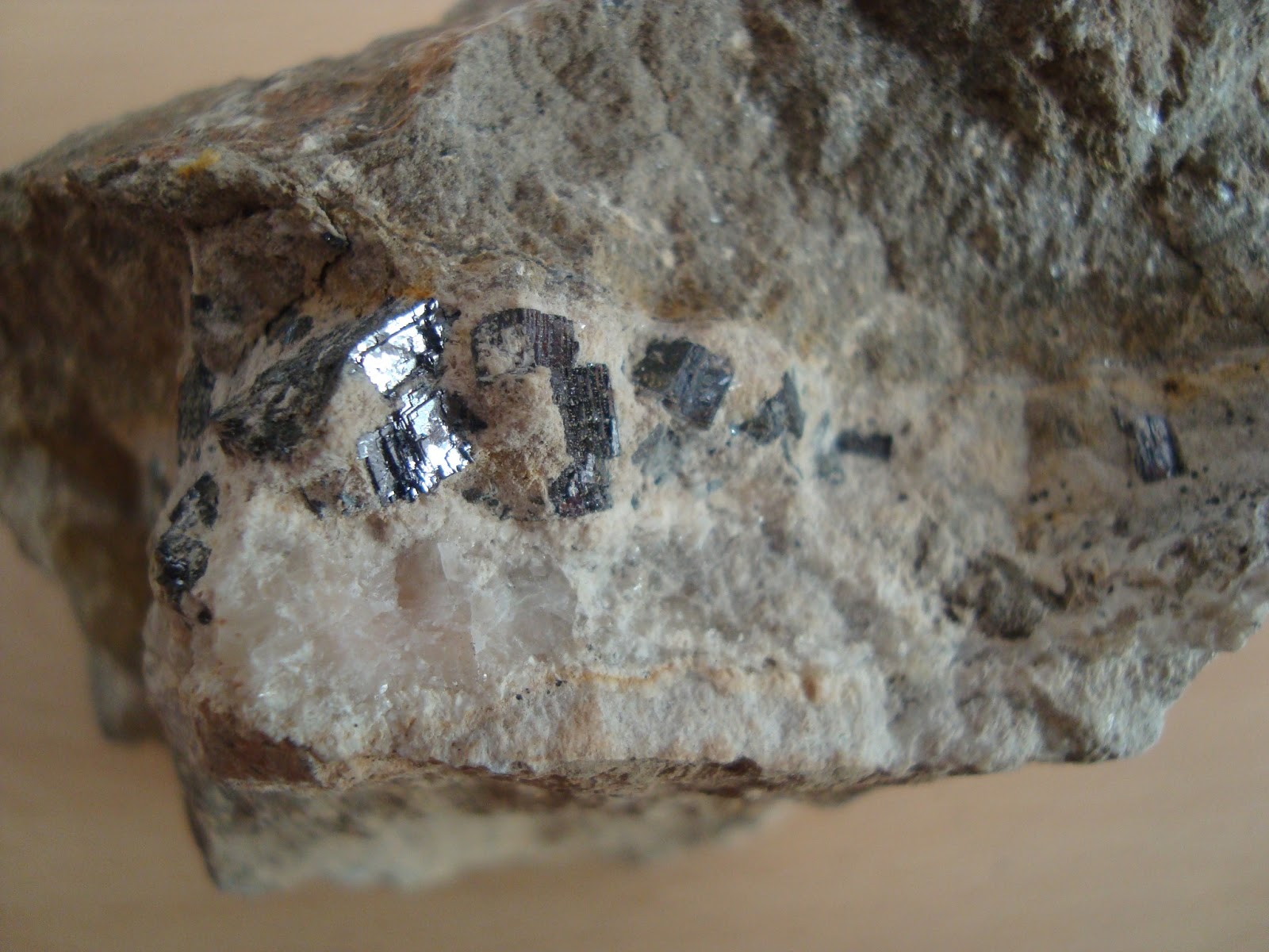 OUTCROP: Baryte (BaSO4)