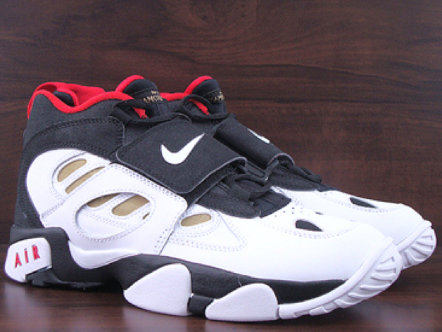 Nike Air Diamond Turf II – Black – White – Metallic Gold Available