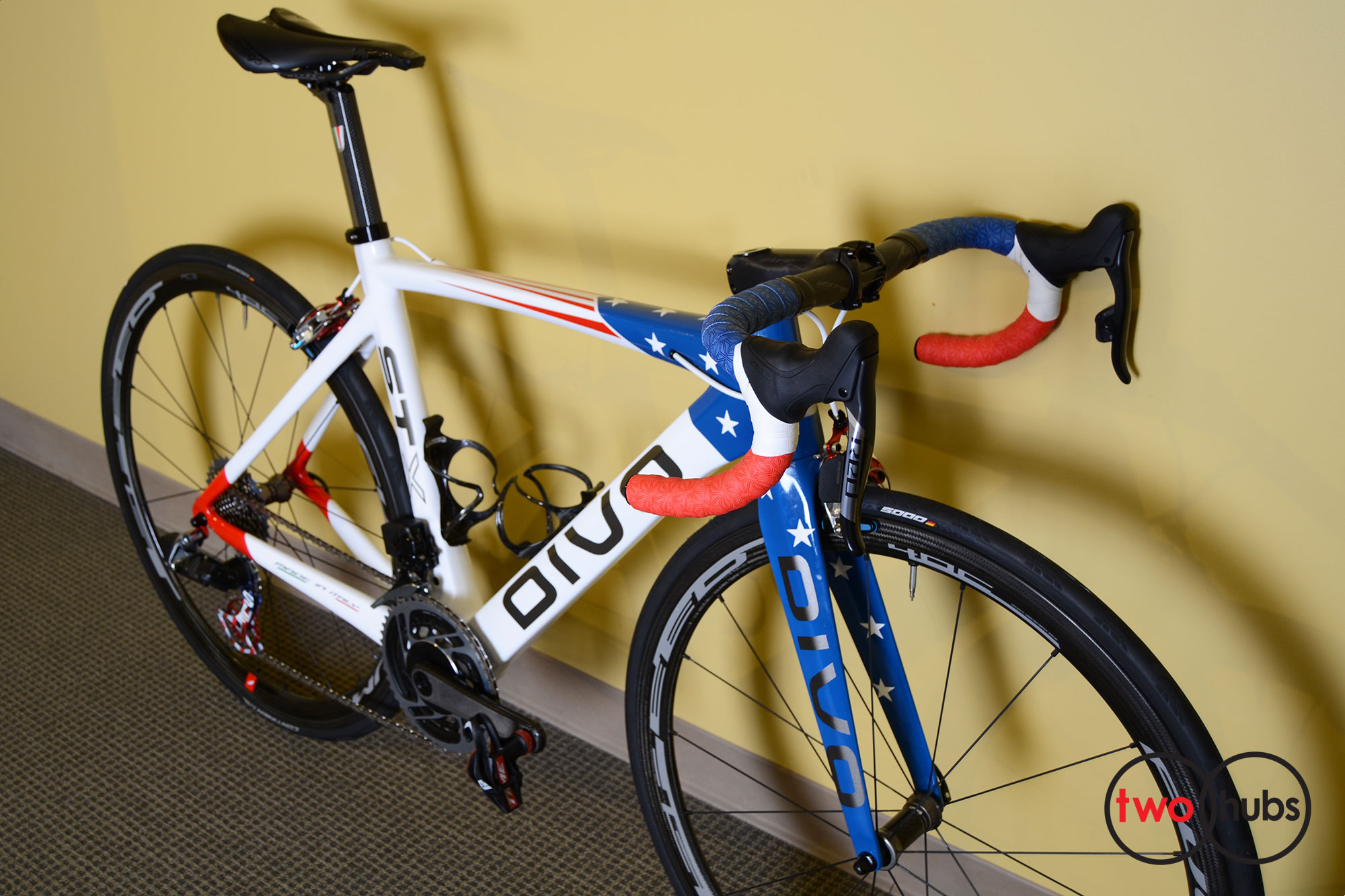 www.twohubs.com: Stars and Stripes Divo STX SRAM Red AXS Fulcrum Racing 40C Road Bike at twohubs.com