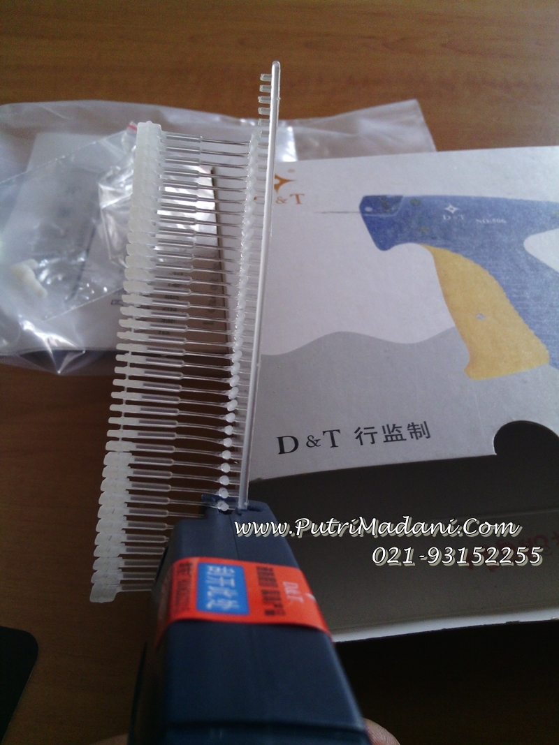 Cara Menggunakan Tag Gun untuk Memasang Hang Tag - Putri Madani