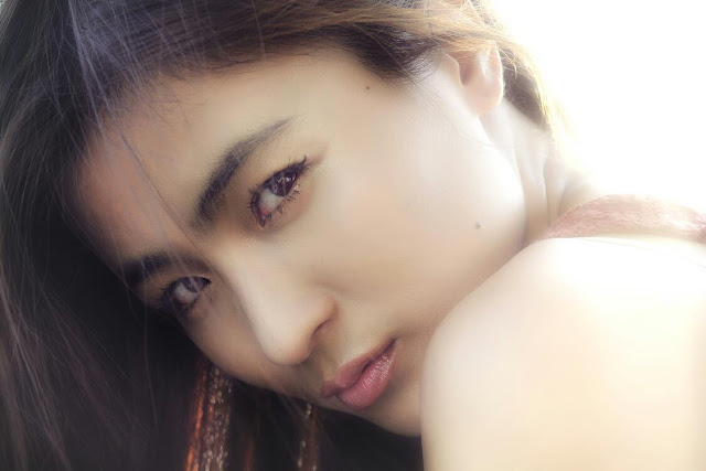 Cute Wallpapers: Model Khin Lay Nwe's Hot Fashion in Blue Jeans