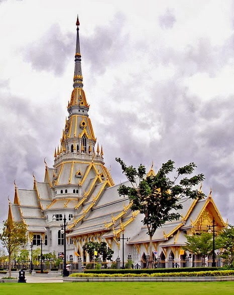 Legend Thai Amulets传奇泰佛牌: Wat Sothorn-優秀的棕色和黑色肉5寸帕菩薩所通Nur屋頂瓦与硬幣241岁帕菩薩所 ...