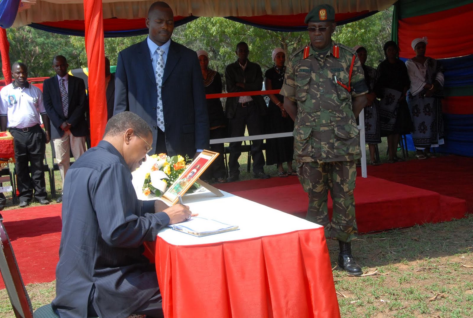 MWILI WA MPIGANAJI LUTENI JENERALI MAYUNGI 'MTI MKAVU' WAAGWA LUGALO ...