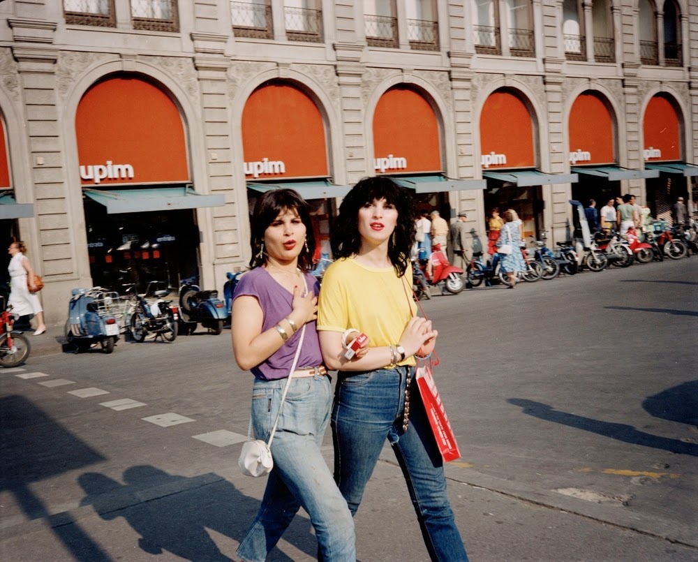 40 Vivid Color Photographs That Capture Daily Life in Italy in the ...
