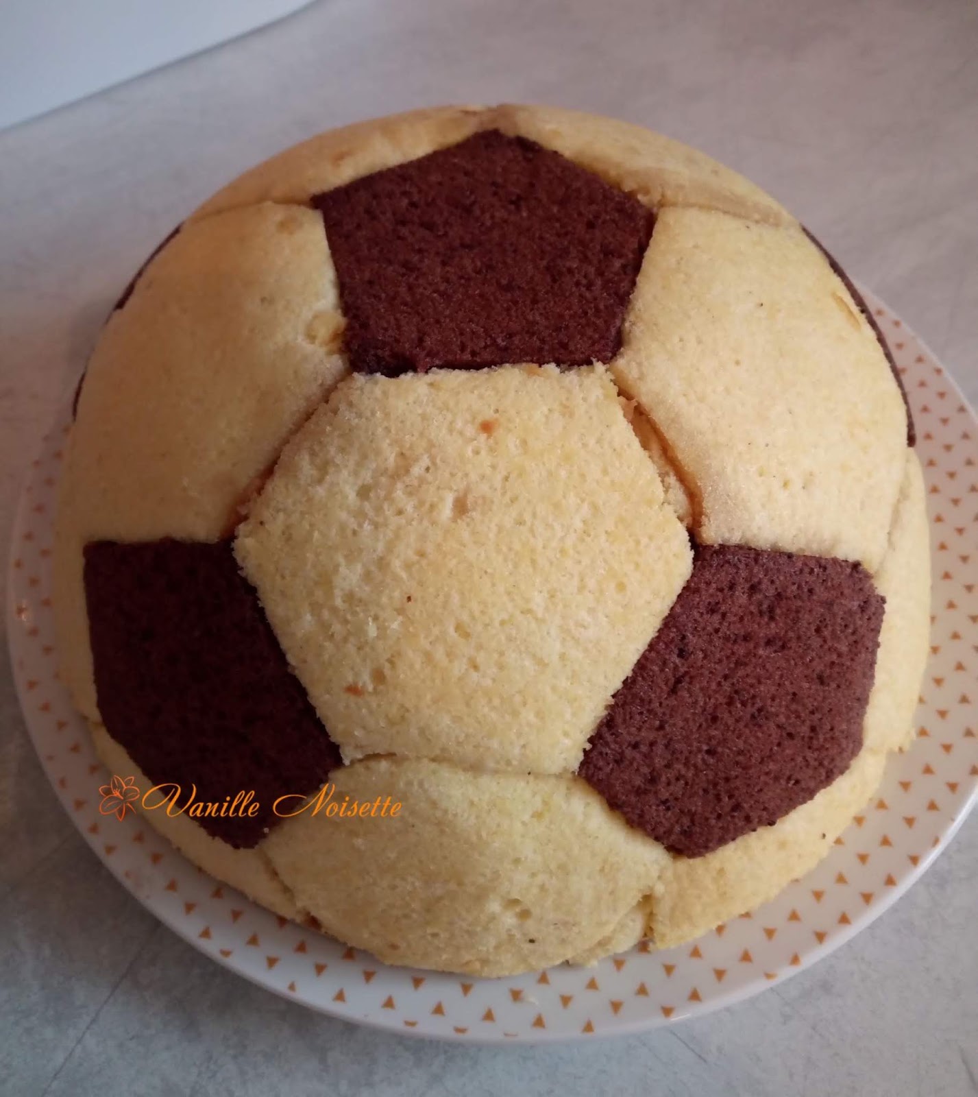 Vanille Noisette : GÂTEAU BALLON DE FOOT