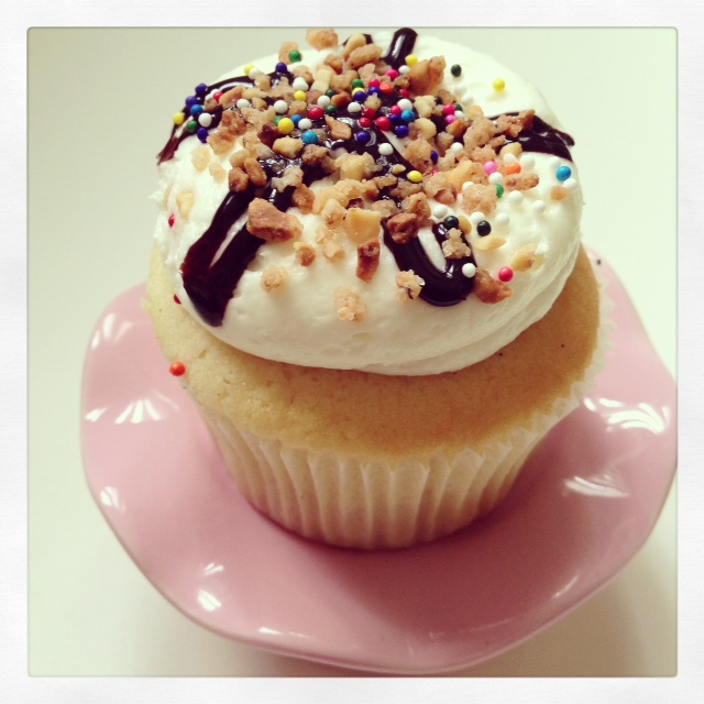 Never Turn Down A Cupcake: Georgetown Cupcake - Vanilla Sundae Cupcake