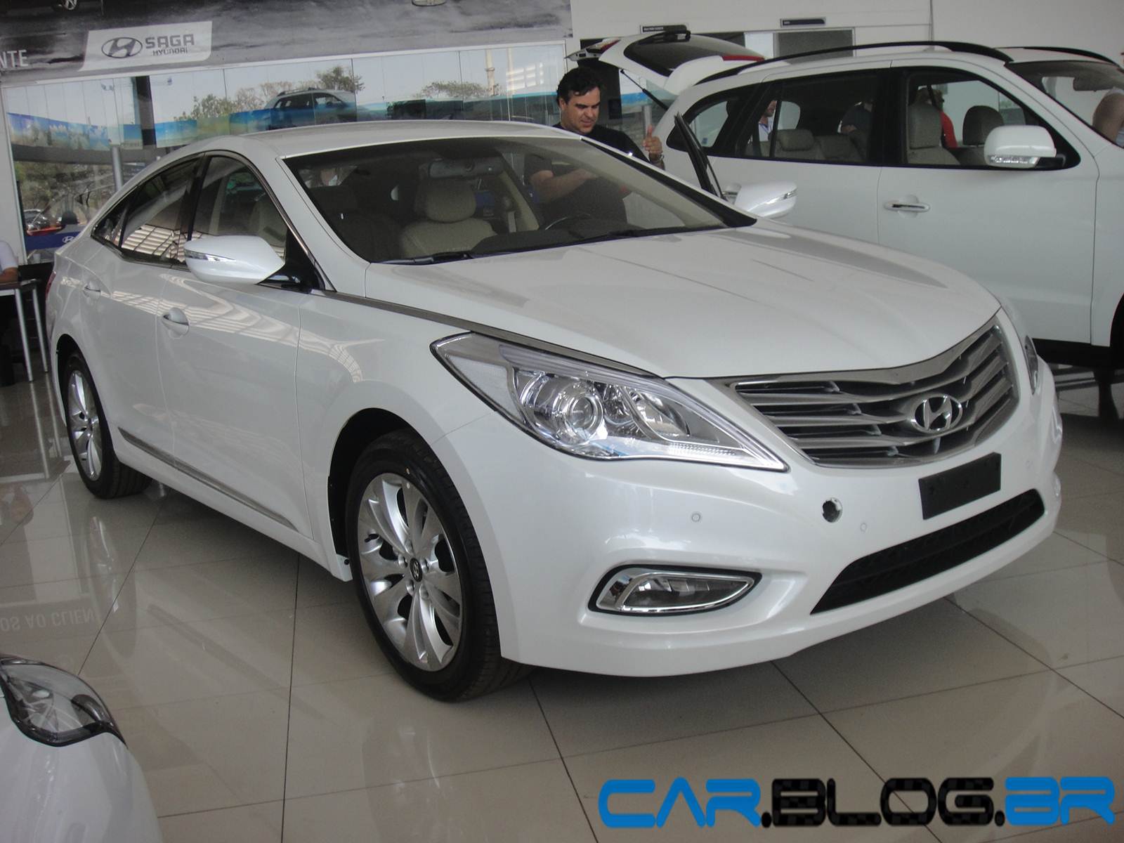 Hyundai Azera branco com interior bege: R$ 5.000 reais mais caro
