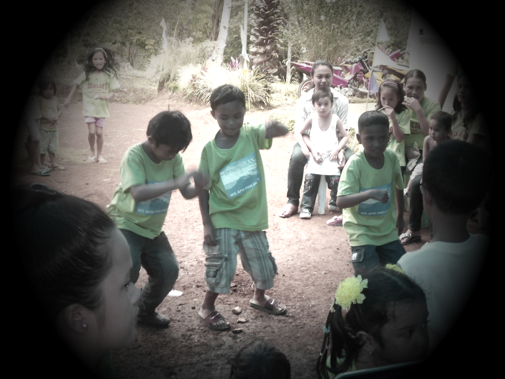 The 3 little Kids dancing Budots..