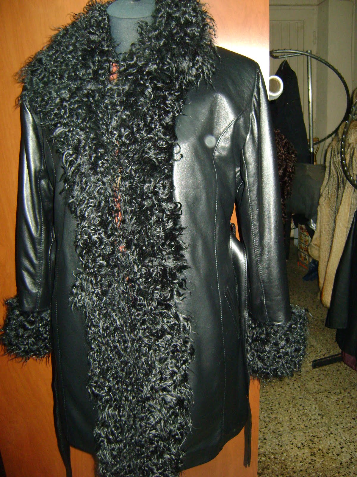 R.M. FURS: Diseños propios de pieles y chalecos reversibles