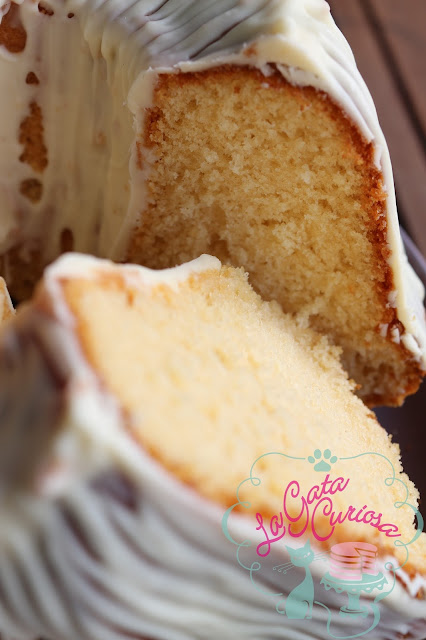 La Gata Curiosa: BUNDT CAKE DE LECHE CONDENSADA Y CHOCOLATE BLANCO