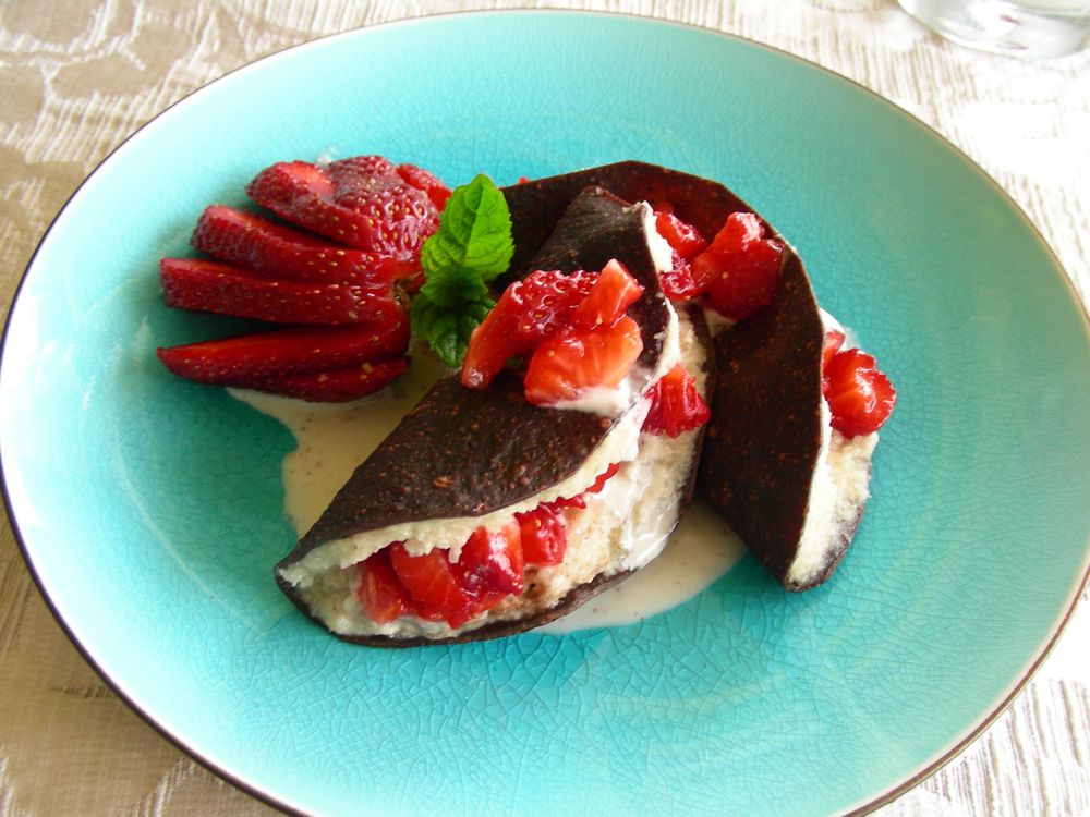 Epres-túrós csoki palacsinta /raw chocolate crepes with strawberries ...