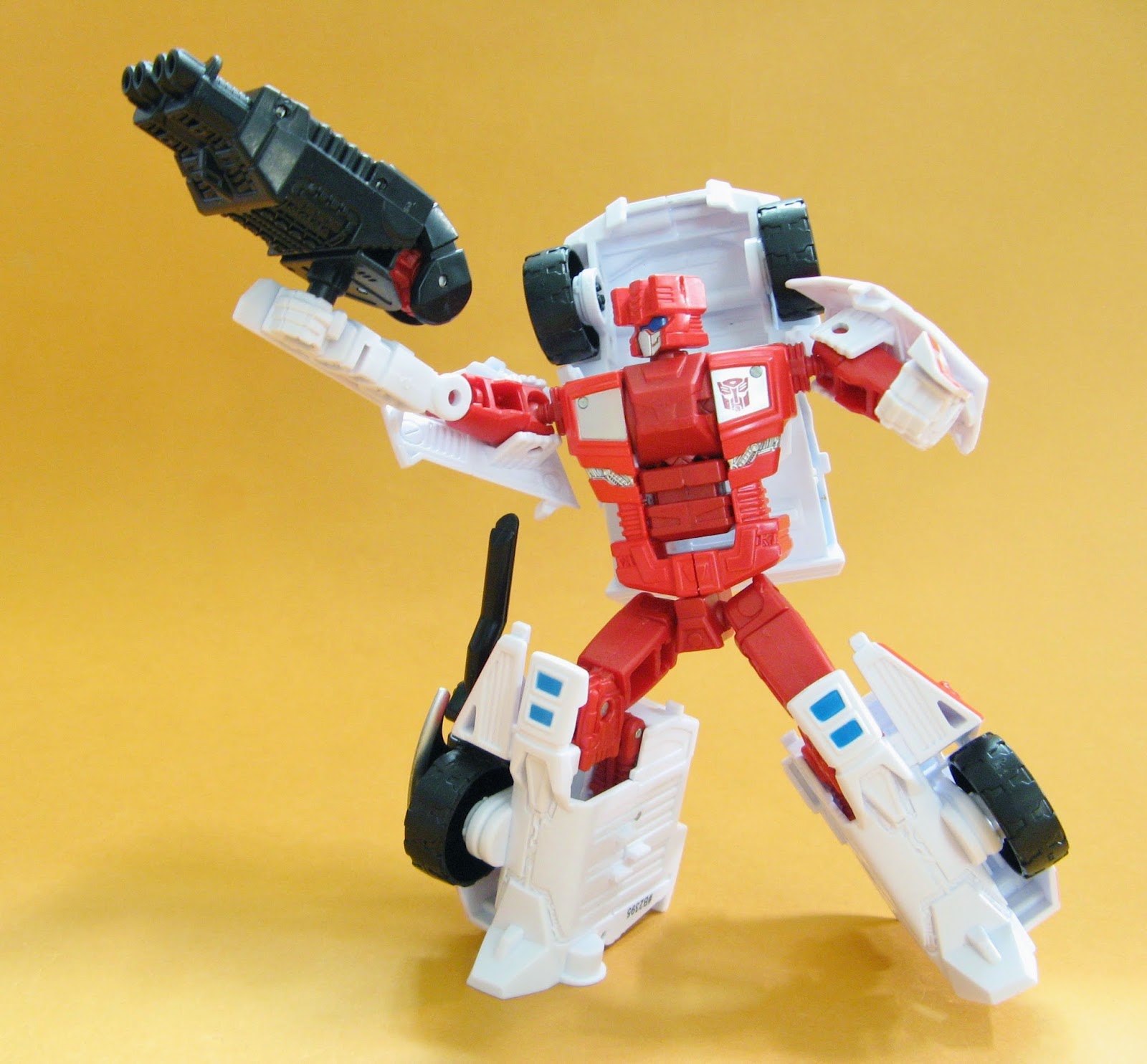 Transformers Generations Combiner Wars Deluxe class FIRST AID IDW 變形金剛 ...