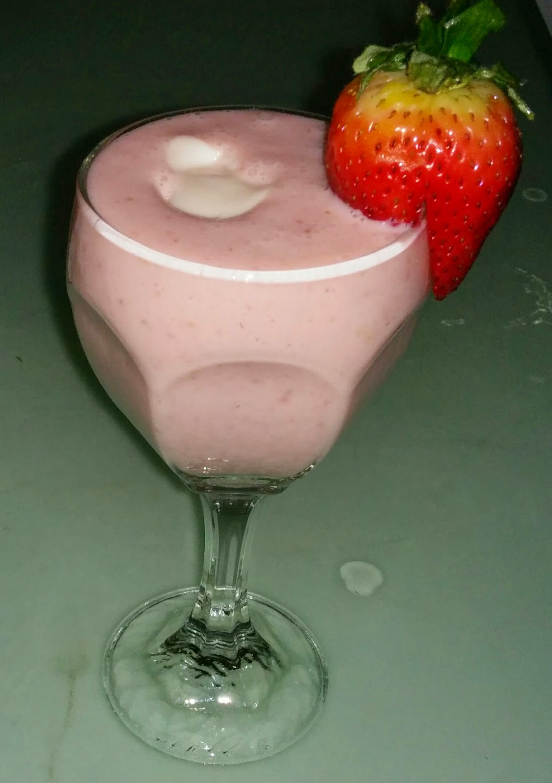 cooking is my passion: strawberry smoothie..(no added ice cream)