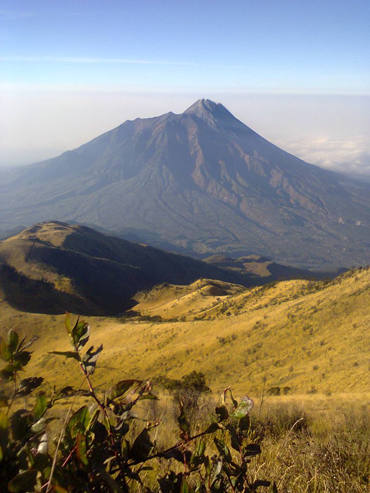 Pemandangan Gunung Merapi dari Puncak Kenteng Songo Gunung Merbabu ...