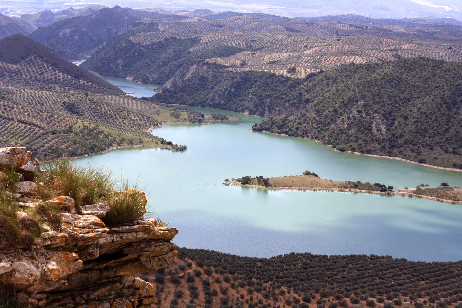 Het stuwmeer van Iznájar