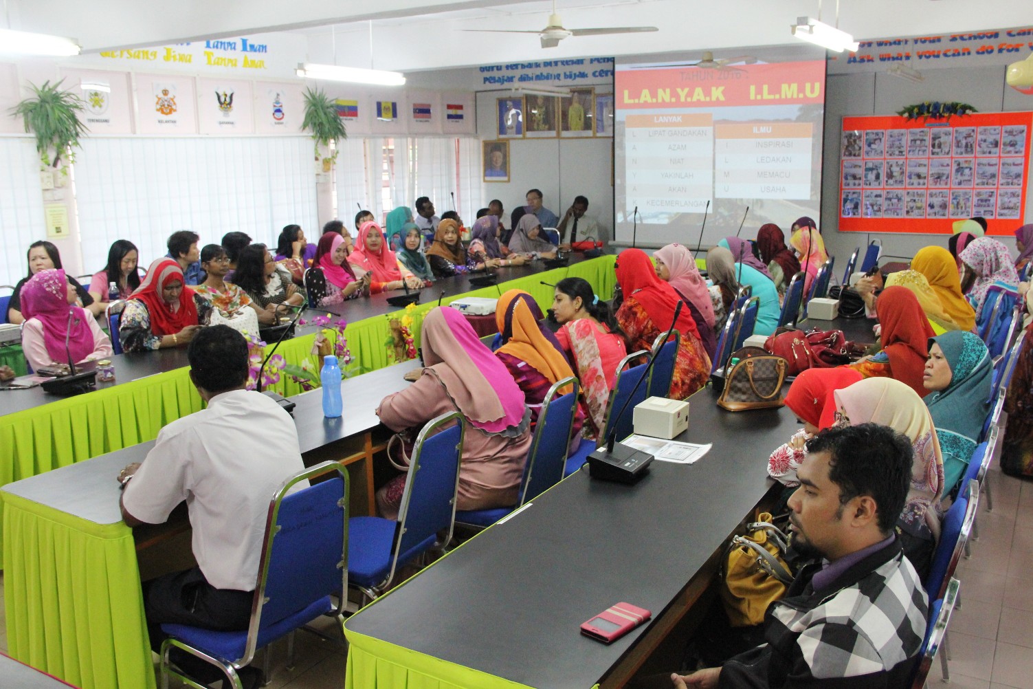 Klik Disini untuk lihat lagi gambar/Pengguna Telefon Pintar