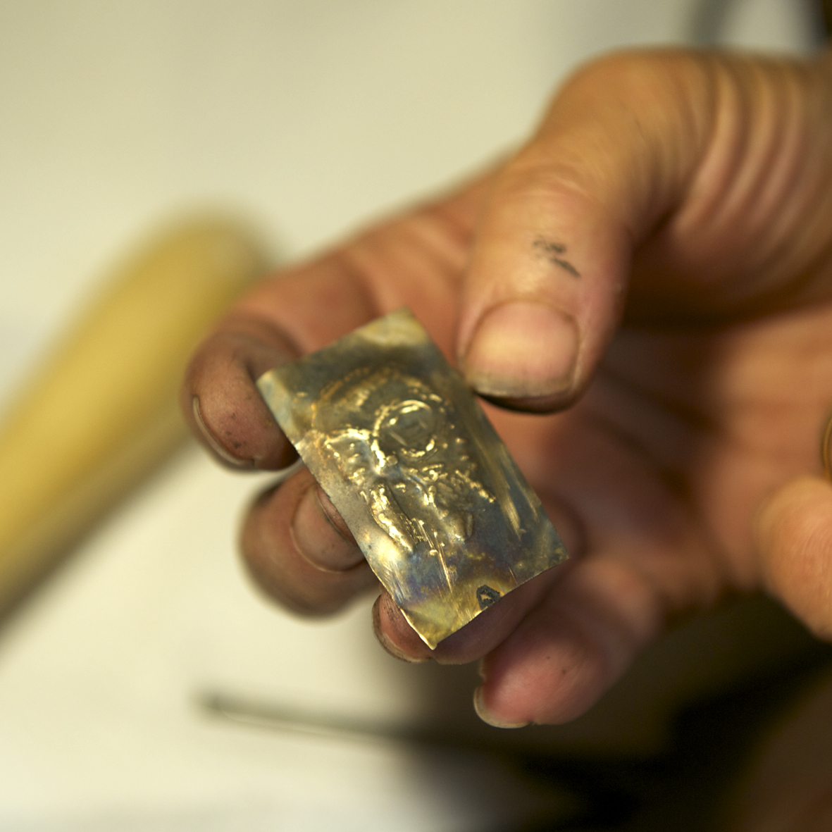 come nascono i gioielli tra racconti e reportage ...: Il cesello ...