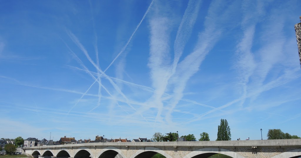 Amboise Daily Photo: skywriting
